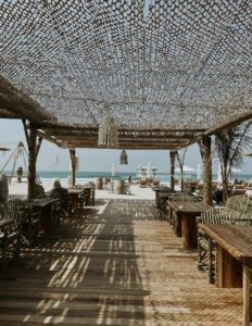 8 Aesthetic Beach Restaurants And Beach Bars In Dubai UAE That Serve ...